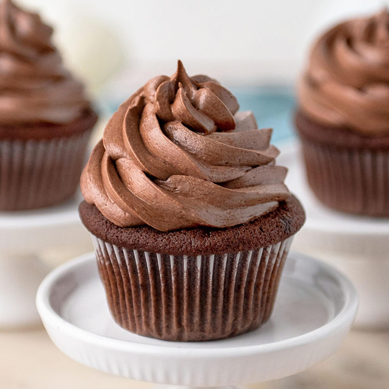 Send Delightful Creamy Chocolate Cupcake Online - GAL22-109736 | Giftalove